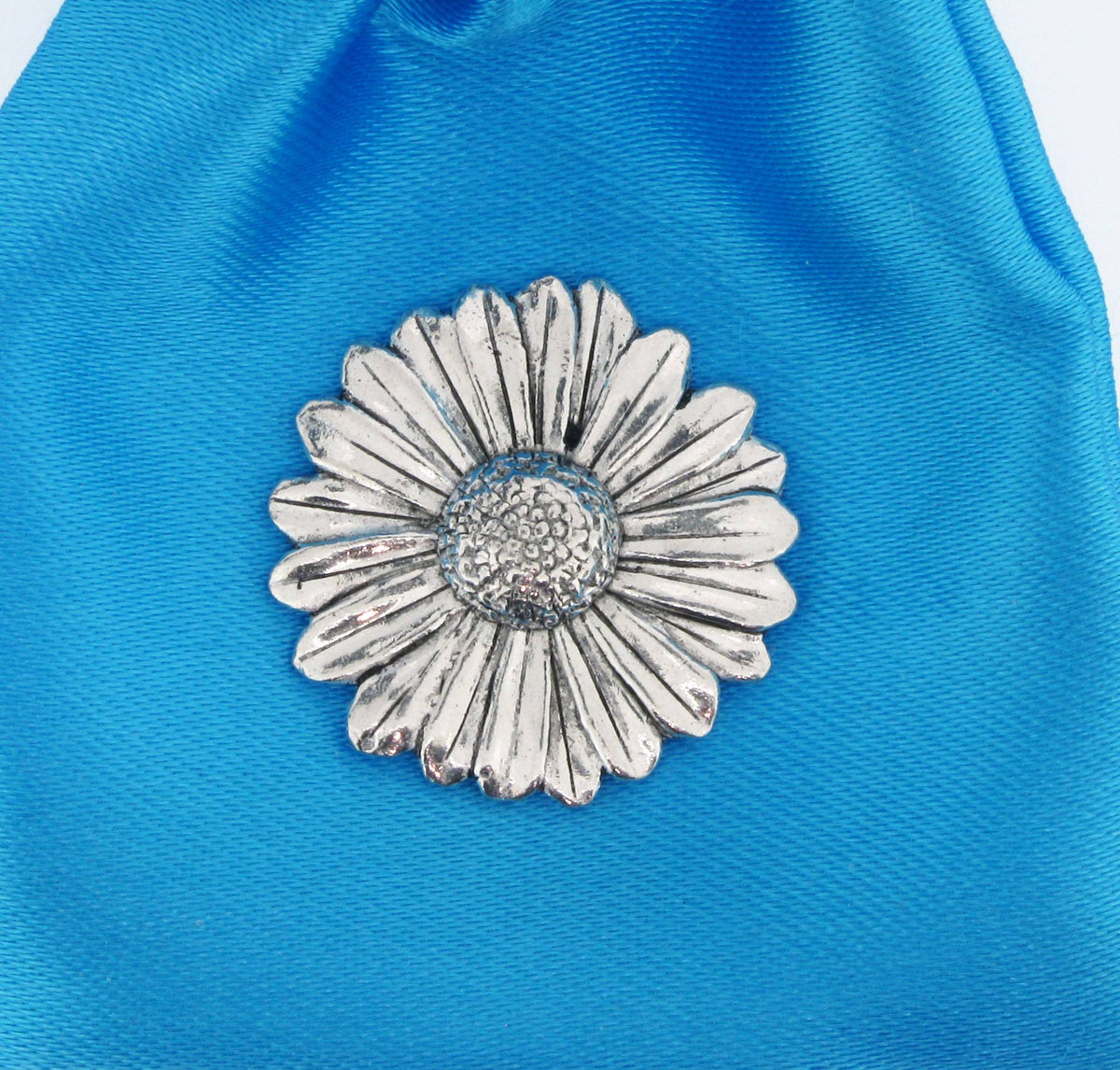 Daisy Pin Badge – KG Archery Ltd.